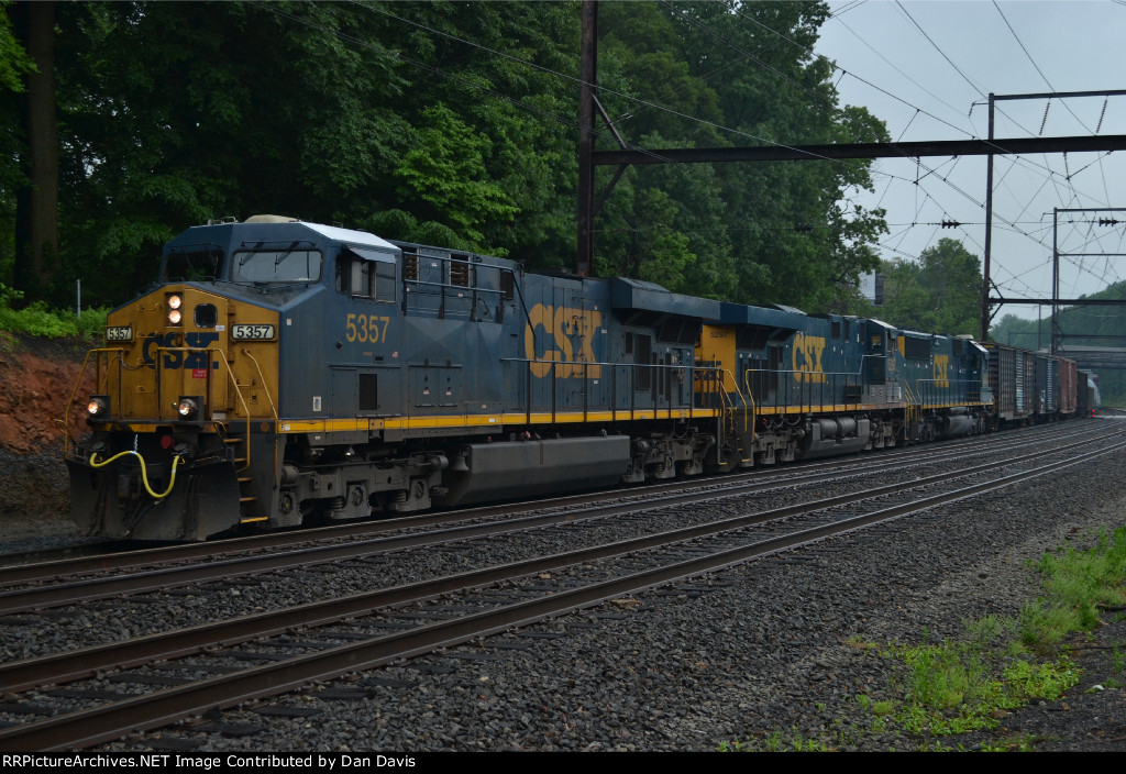 CSX ES40DC 5357 leads Q410-26